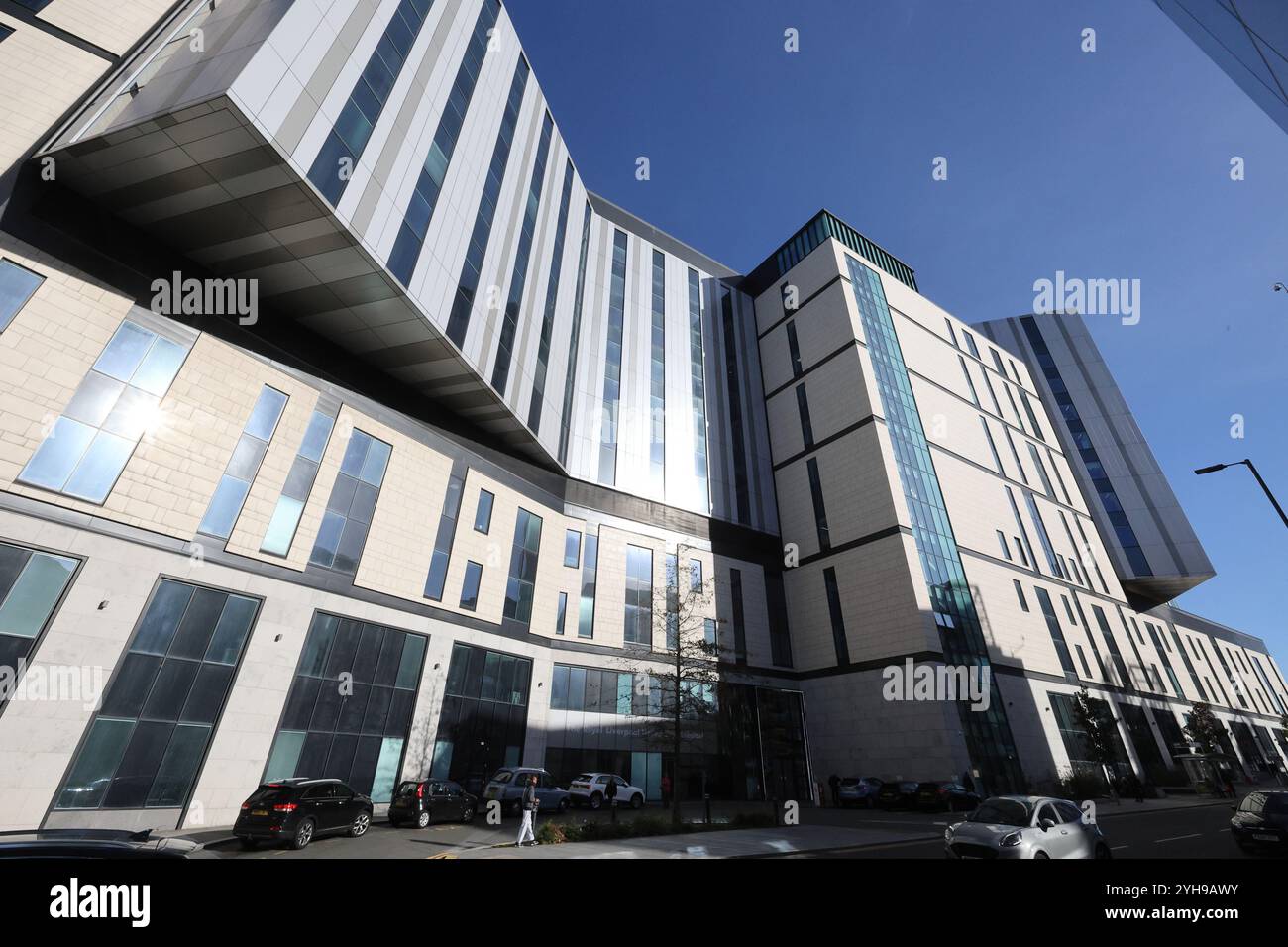 New royal liverpool university hospital hi-res stock photography and ...