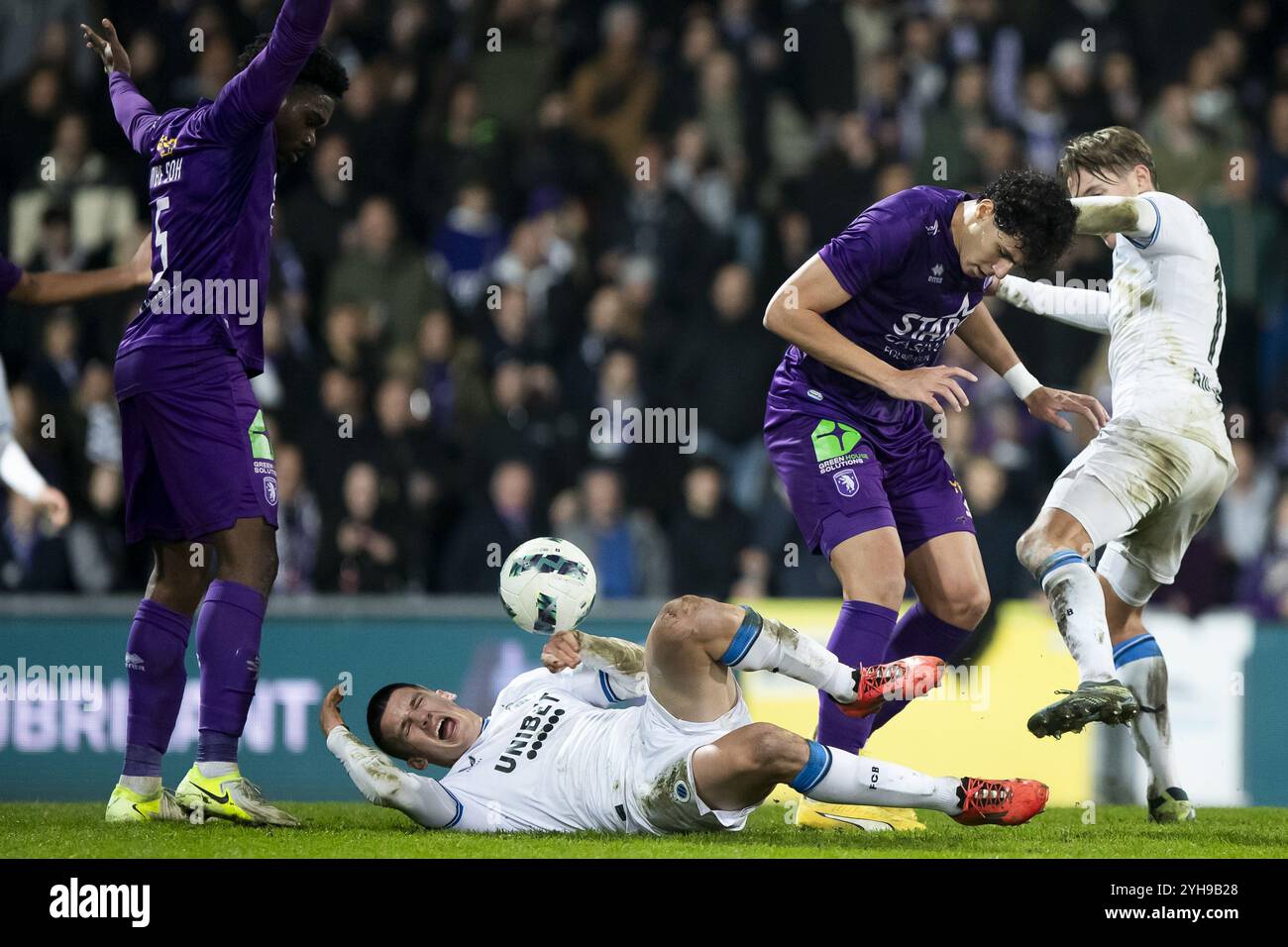 Beerschot's Loic Mbe Soh, Club's Christos Tzolis, Beerschot's Omar ...