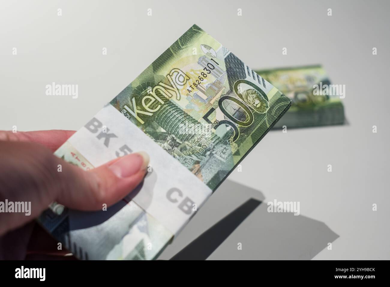 Full pack of 500 Kenyan banknotes Stock Photo - Alamy