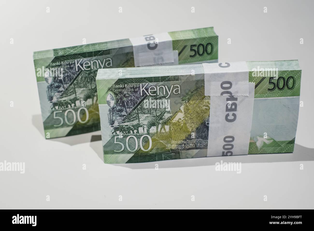Full pack of 500 Kenyan banknotes Stock Photo - Alamy