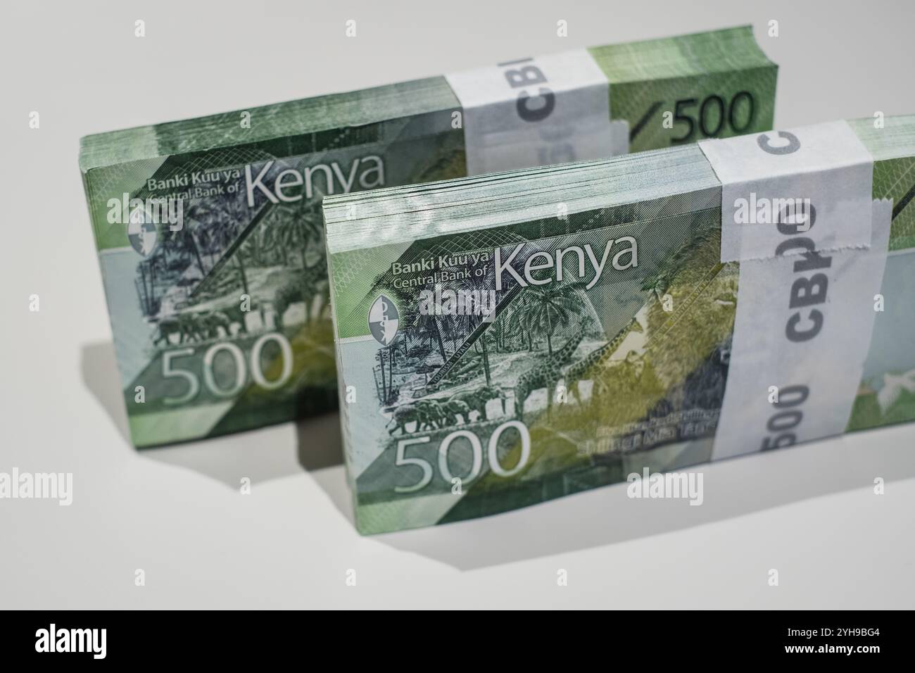 Full pack of 500 Kenyan banknotes Stock Photo - Alamy