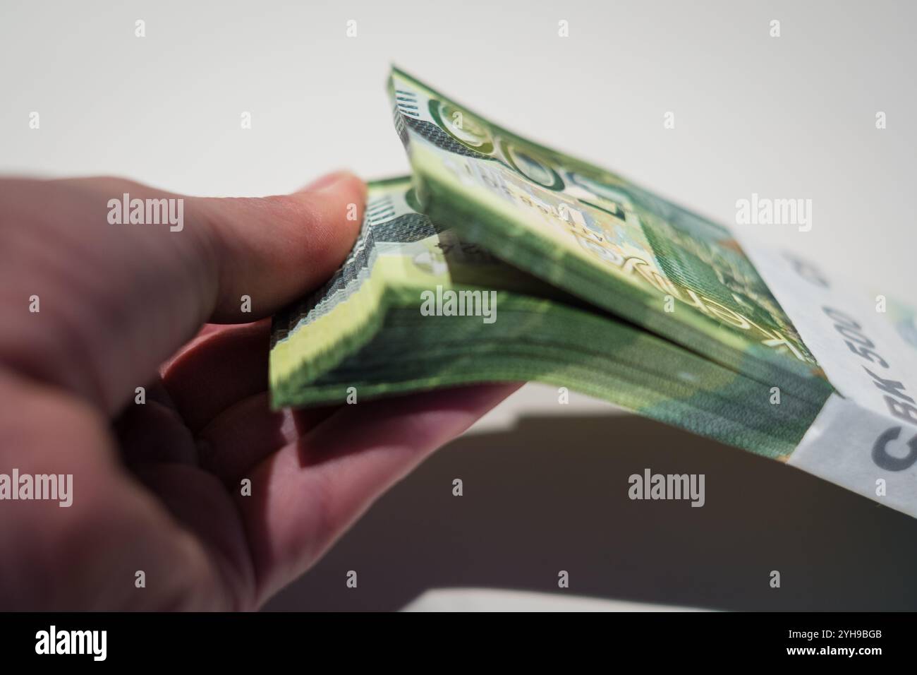 Full pack of 500 Kenyan banknotes Stock Photo - Alamy