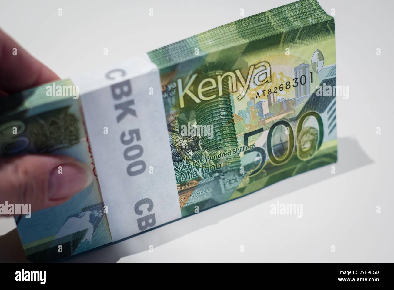 Full pack of 500 Kenyan banknotes Stock Photo - Alamy
