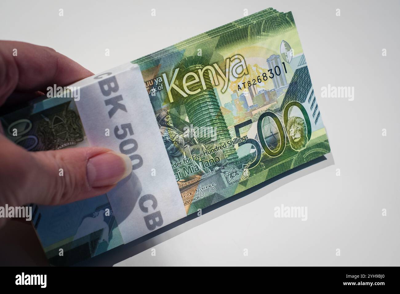 Full pack of 500 Kenyan banknotes Stock Photo - Alamy
