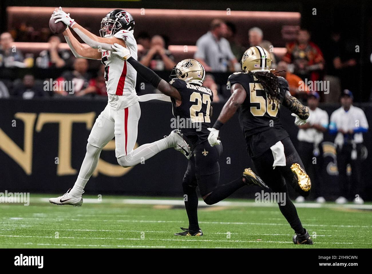 Atlanta Falcons wide receiver Drake London (5) makes the catch against ...