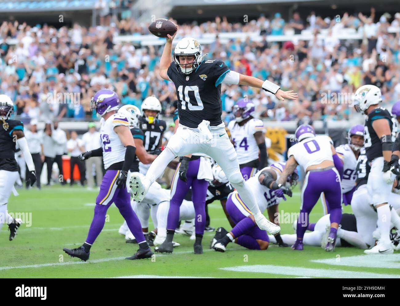 Jacksonville, FL, USA. 10th Nov, 2024. Jacksonville's Mac Jones (10 ...