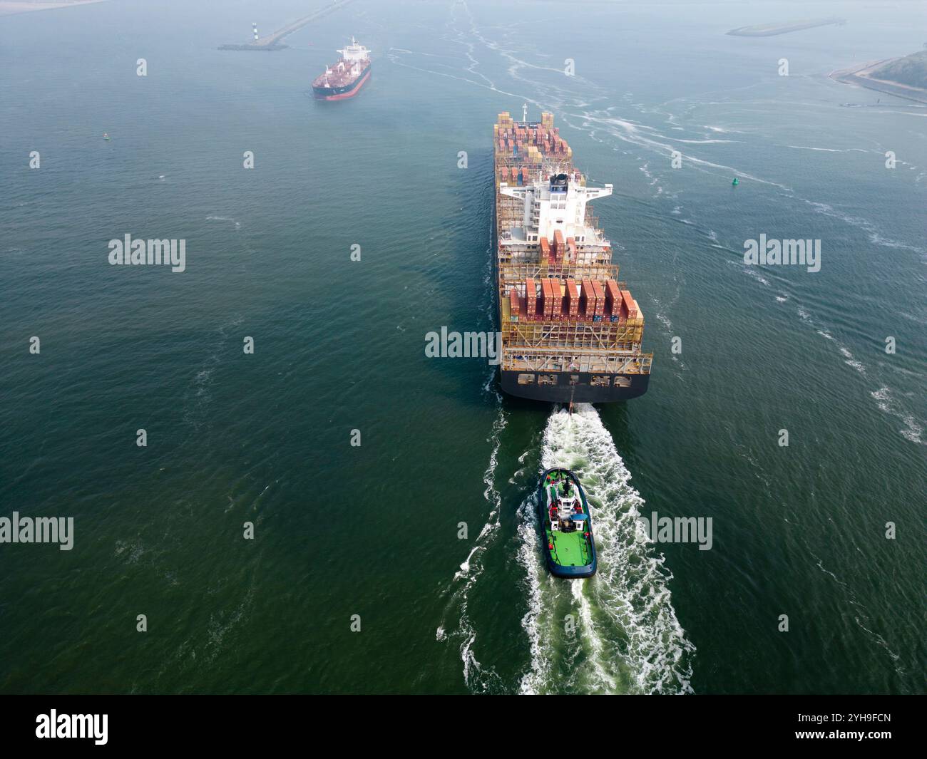 Cosco container ship loading and unloading hi-res stock photography and ...