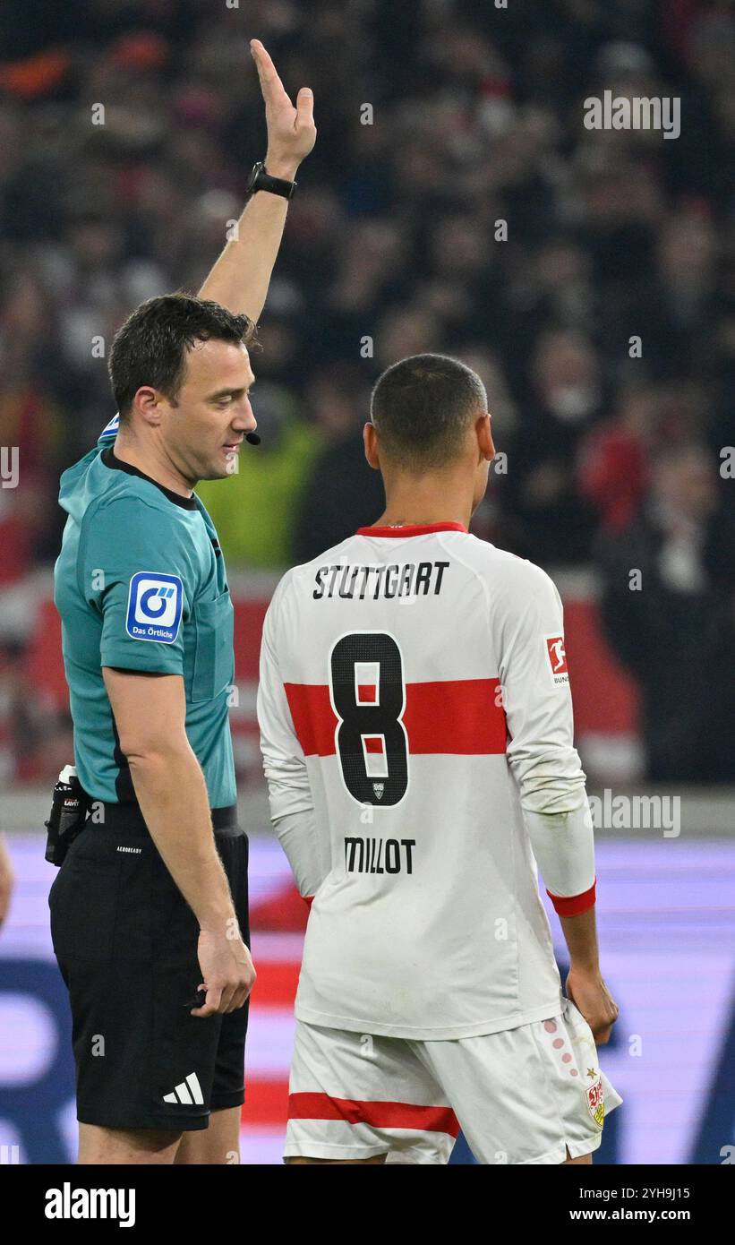 Schiedsrichter Referee Felix Zwayer im Gespraech Diskussion mit Enzo ...