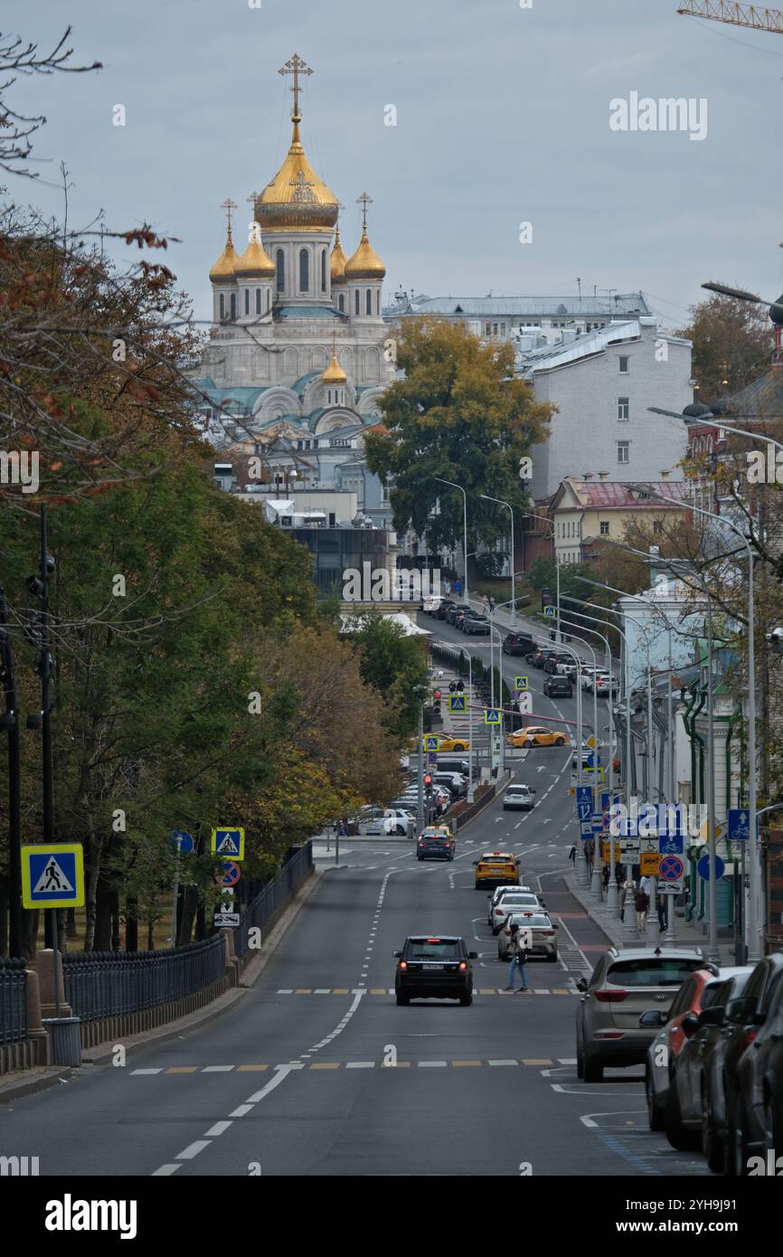 Traffic in Moscow. Boulevard Ring Stock Photo - Alamy