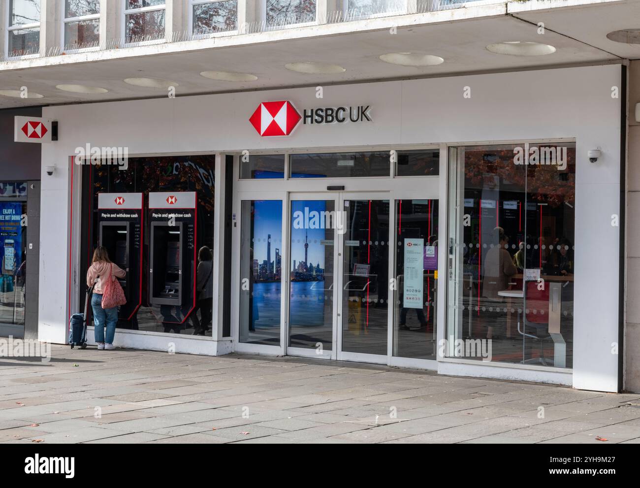 high street branch of HSBC bank, HSBC physical branch, Banking on the ...