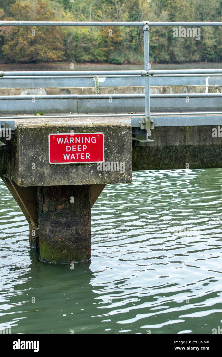 warning deep water sign attached to the side of a pier or jetty Stock ...