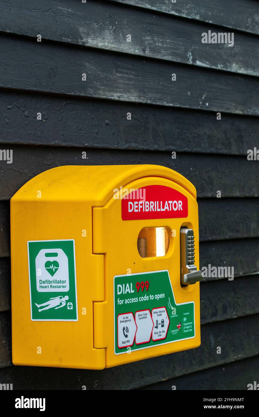 Advisory defibrillator hi-res stock photography and images - Alamy