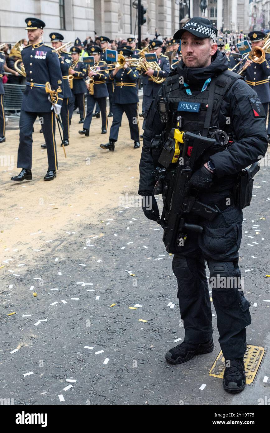 Authorised firearms officer hi-res stock photography and images - Alamy