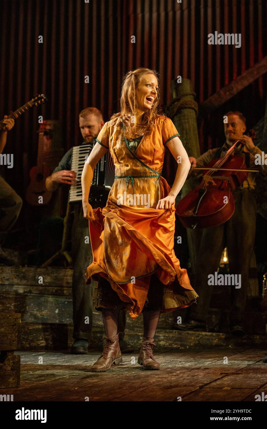 Clare Foster (Elowen Keene) in THE CURIOUS CASE OF BENJAMIN BUTTON at ...