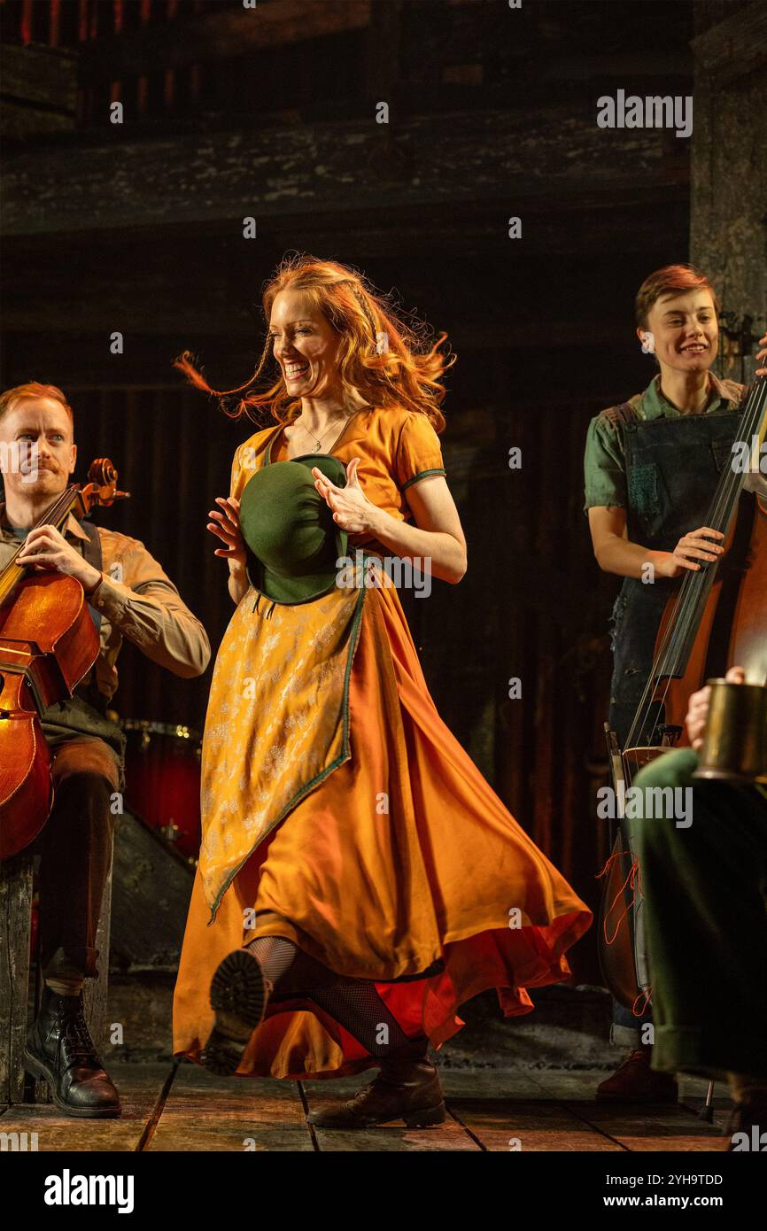 Clare Foster (Elowen Keene) in THE CURIOUS CASE OF BENJAMIN BUTTON at ...