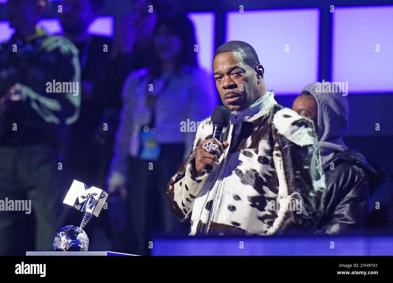 Busta rhymes on stage after winning the global icon award at the mtv ...
