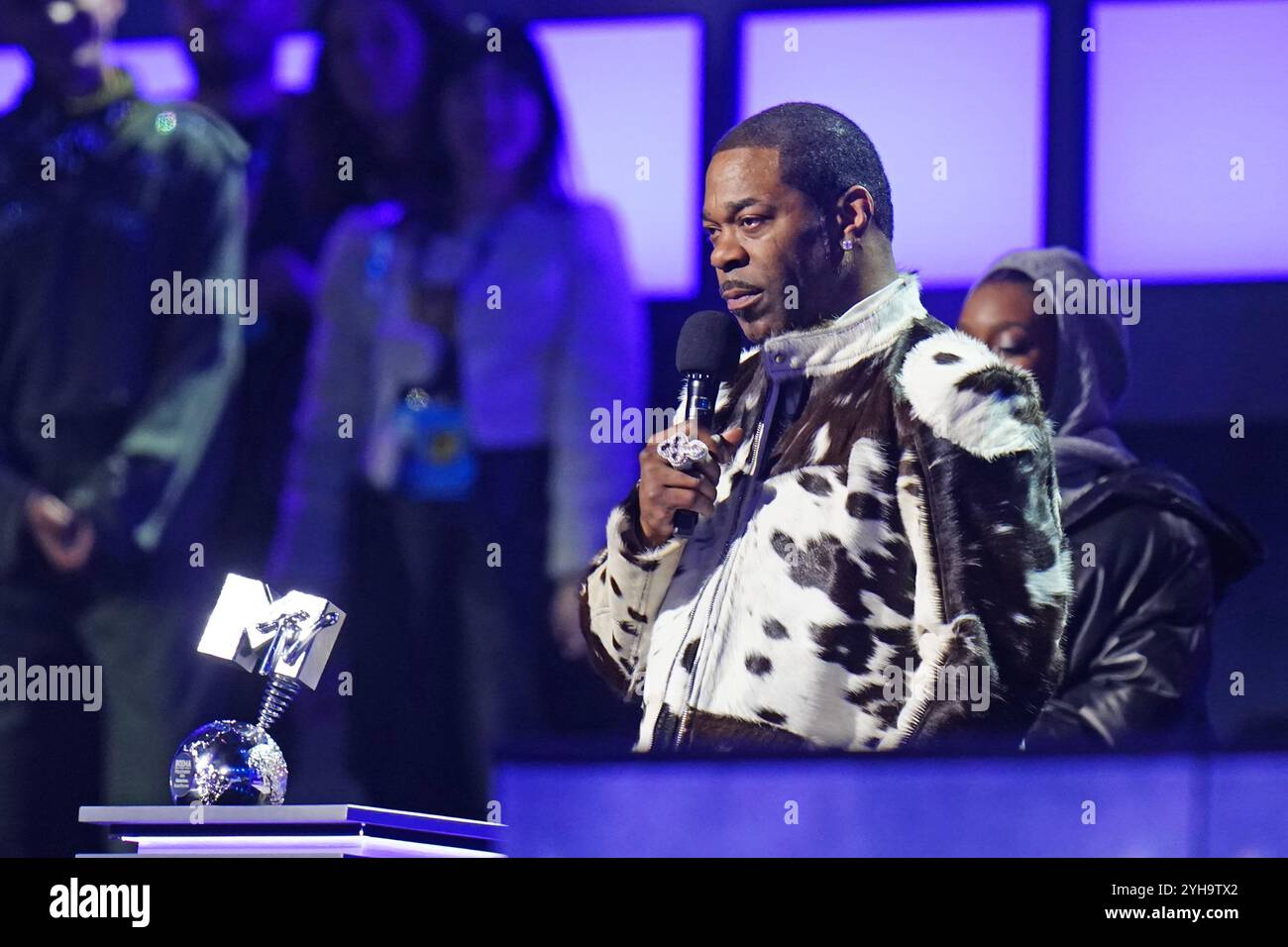 Busta rhymes on stage after winning the global icon award at the mtv ...