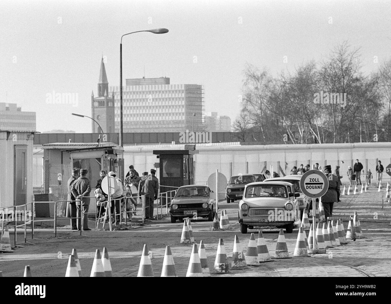 Car passing gate hi-res stock photography and images - Alamy