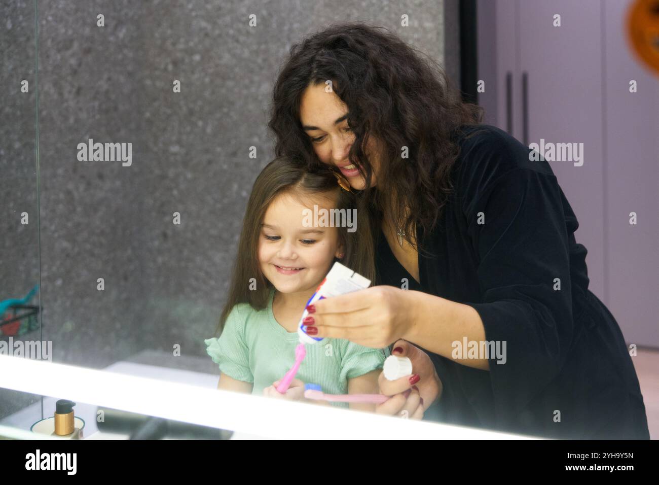 Mother daughter brush teeth hi-res stock photography and images - Alamy