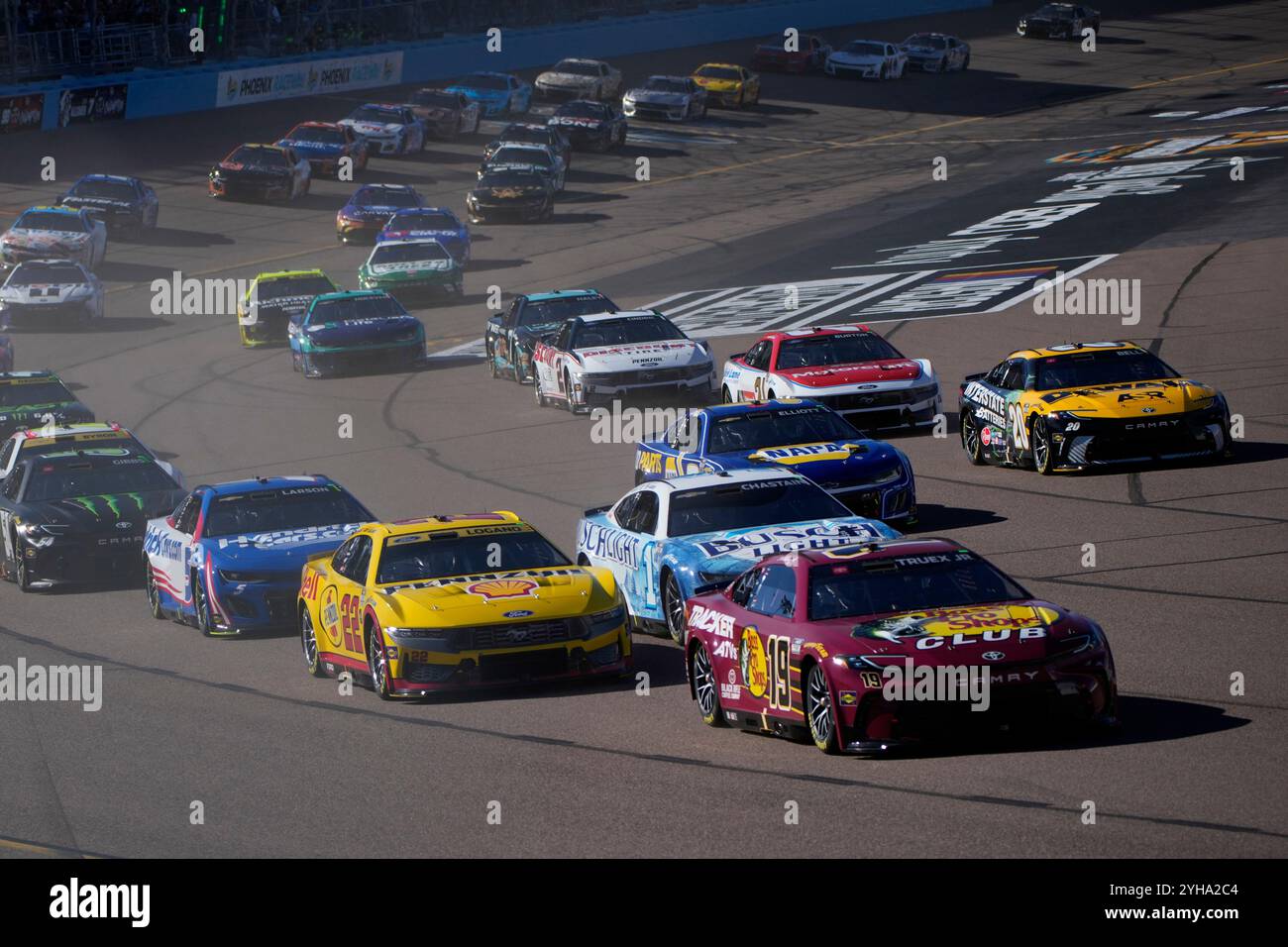 Cars race during a NASCAR Cup Series Championship auto race at Phoenix ...