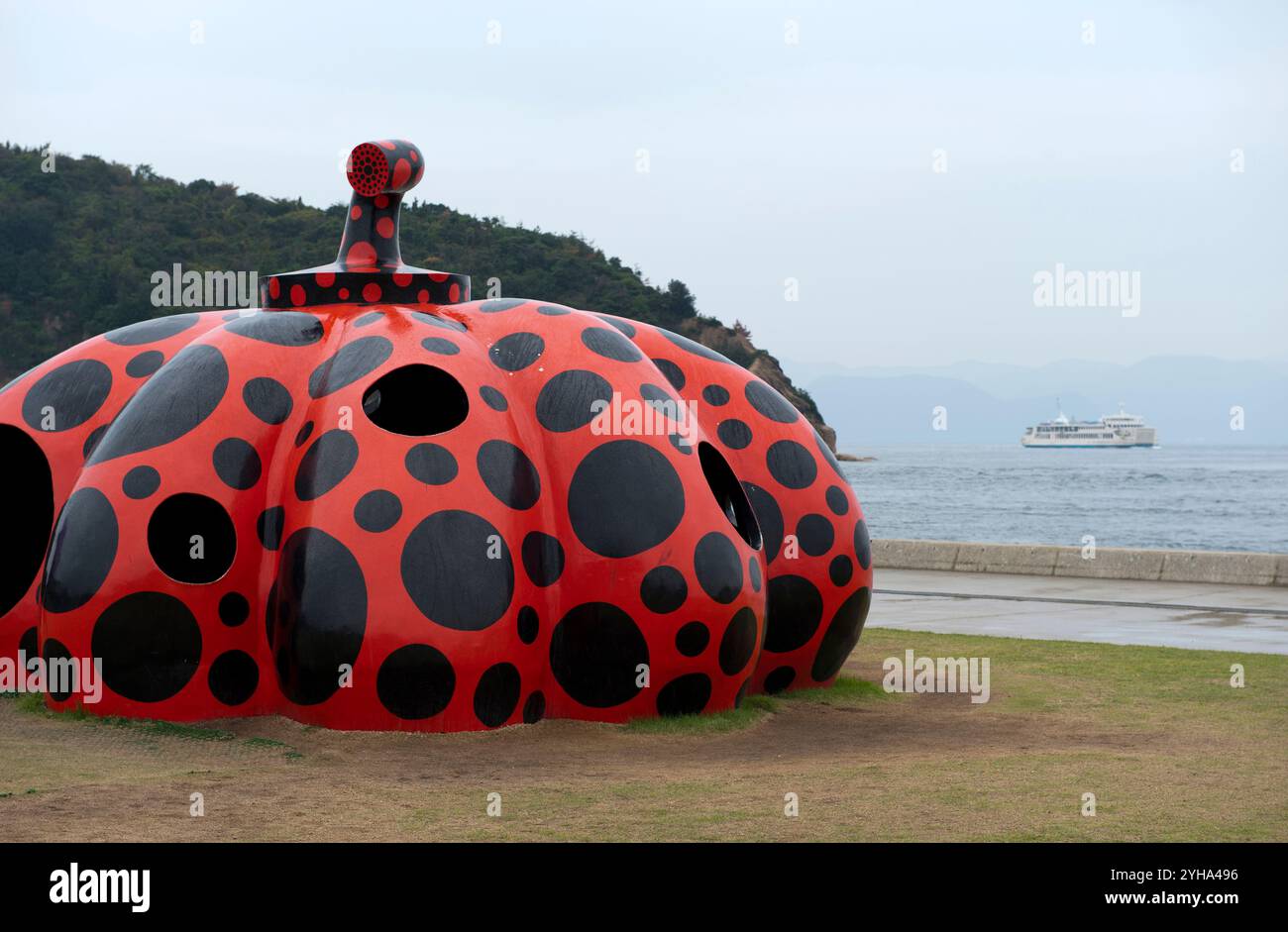 Japanese artist Kusama Yayoi created colorful gourd art pieces on ...