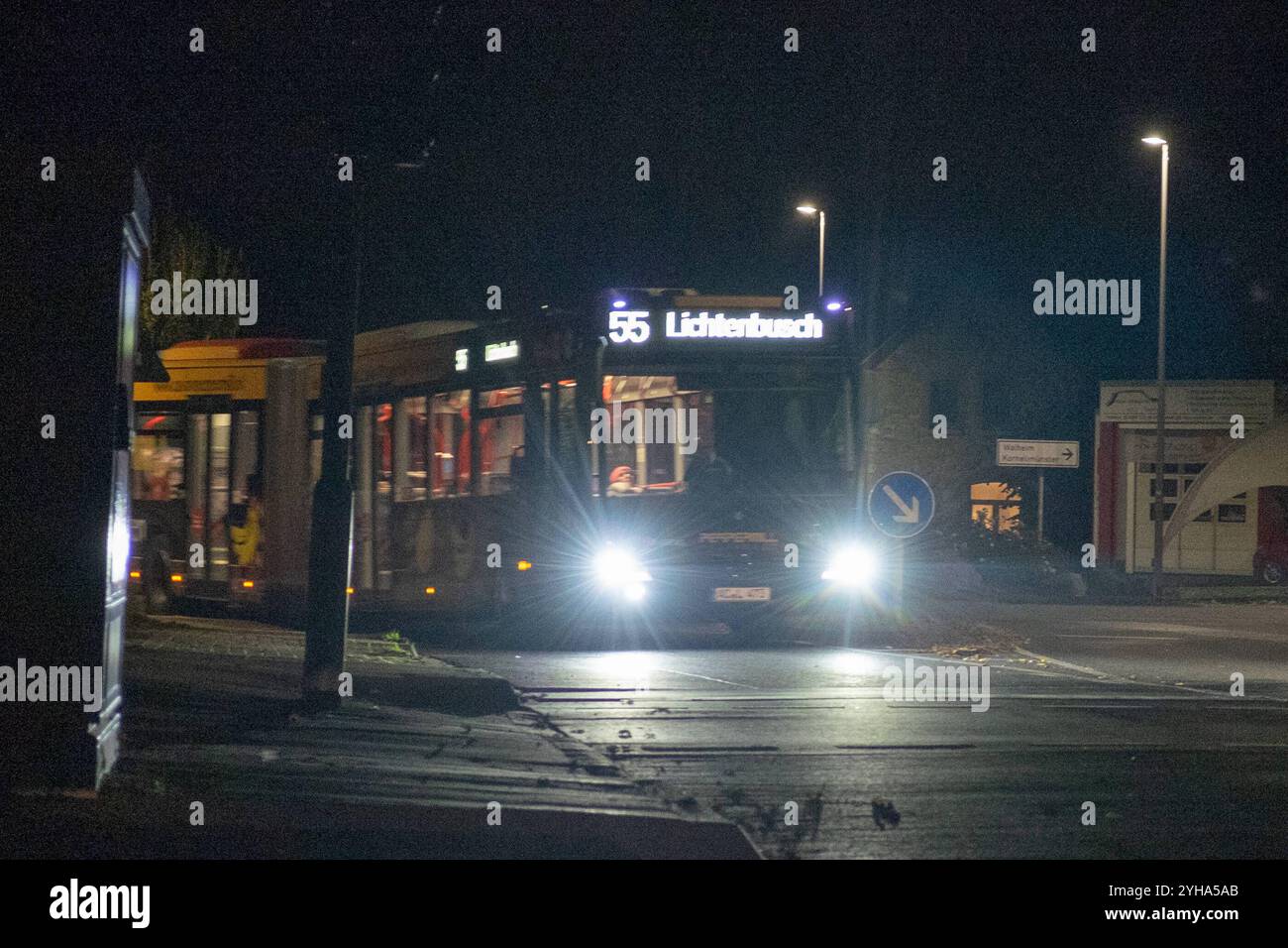 Ein Bus der ASEAG bei Nacht in Aachen am 8. November 2024. GERMANY ...