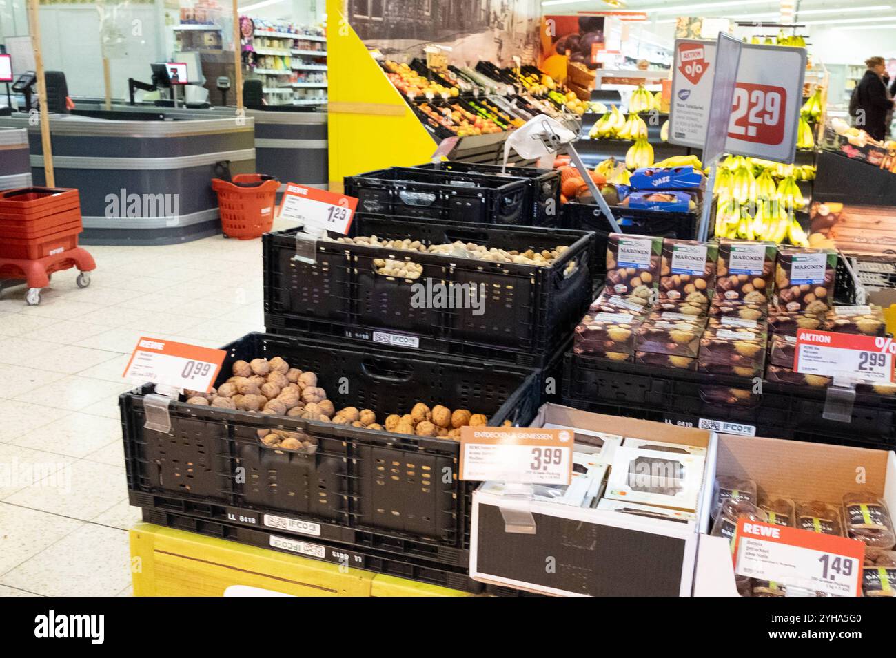 Obst- und Gemueseabteilung in einem REWE-Supermarkt in Aachen am 9 ...
