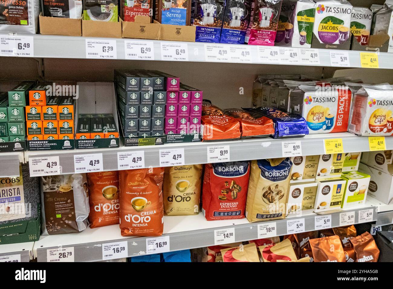 Warenregale in einem REWE-Supermarkt in Aachen am 9. November 2024 ...