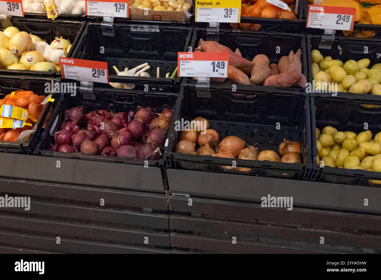 Obst- und Gemueseabteilung in einem REWE-Supermarkt in Aachen am 9 ...