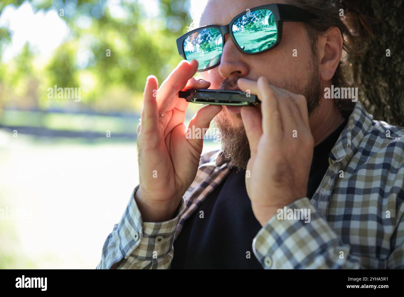 Harmonica man hi-res stock photography and images - Alamy