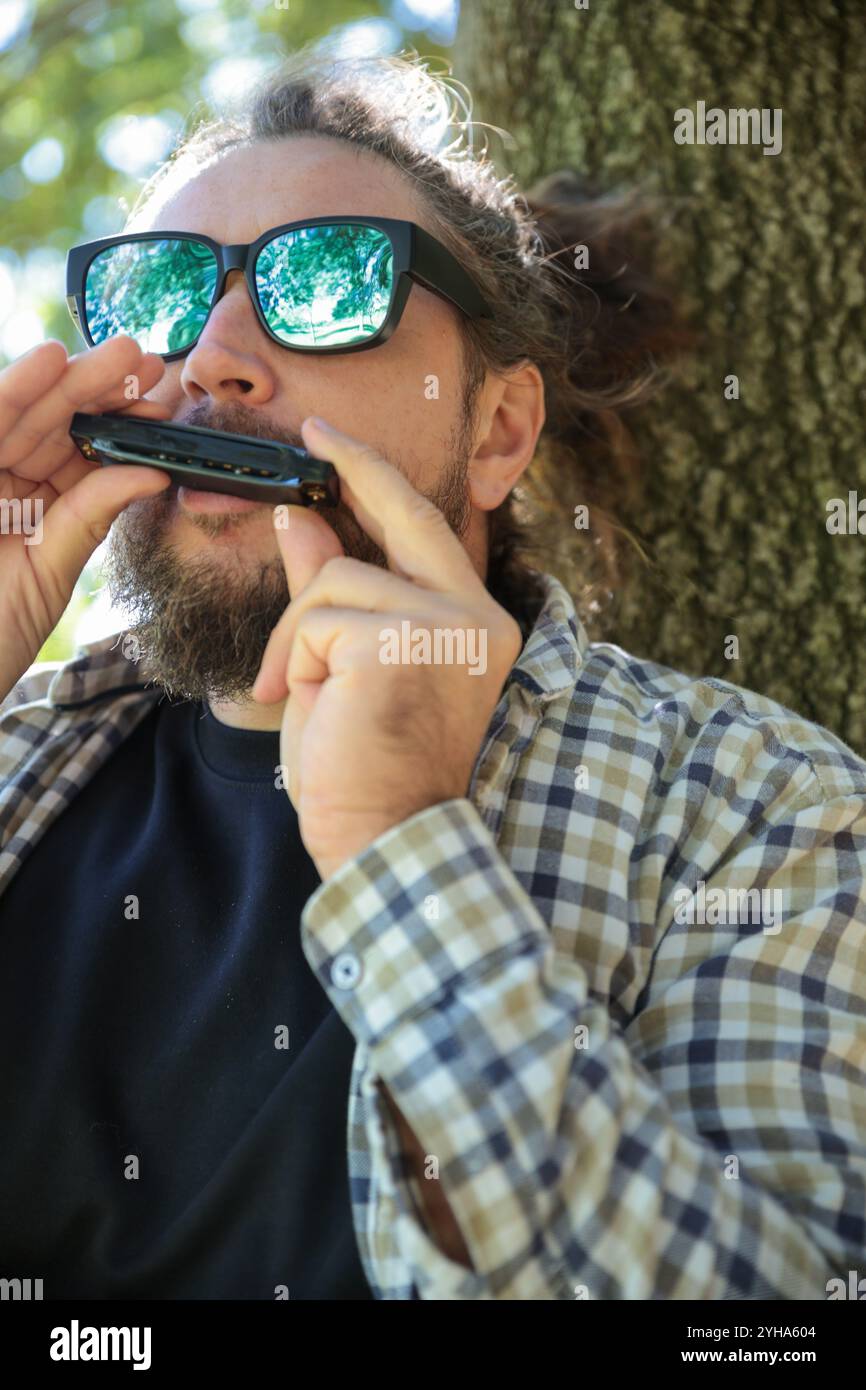 Harmonica man hi-res stock photography and images - Alamy
