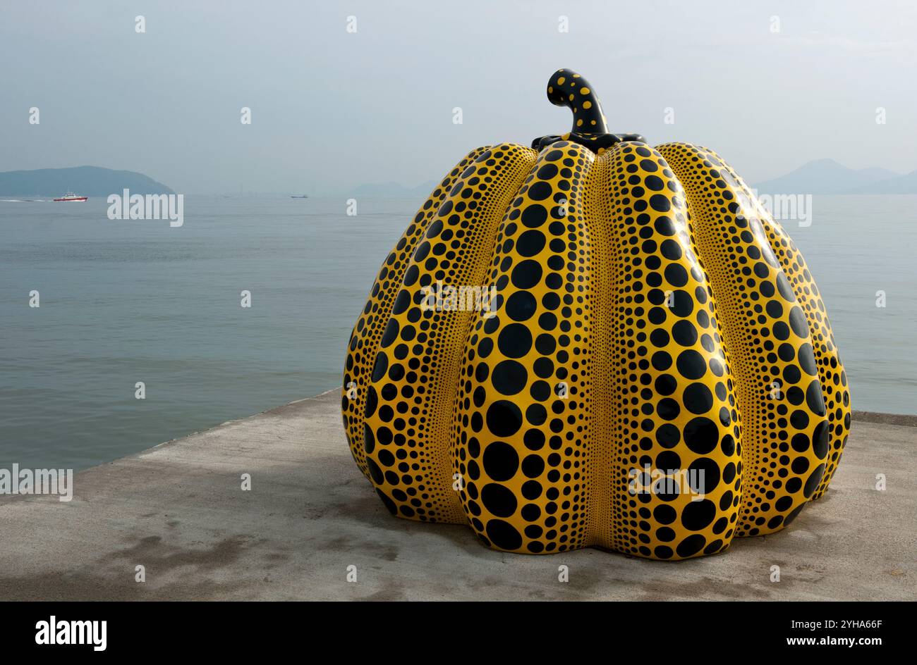 Japanese artist Kusama Yayoi created colorful gourd art pieces on ...