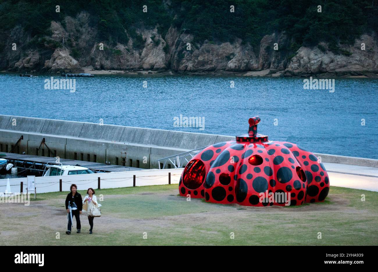 Japanese artist Kusama Yayoi created colorful gourd art pieces on ...