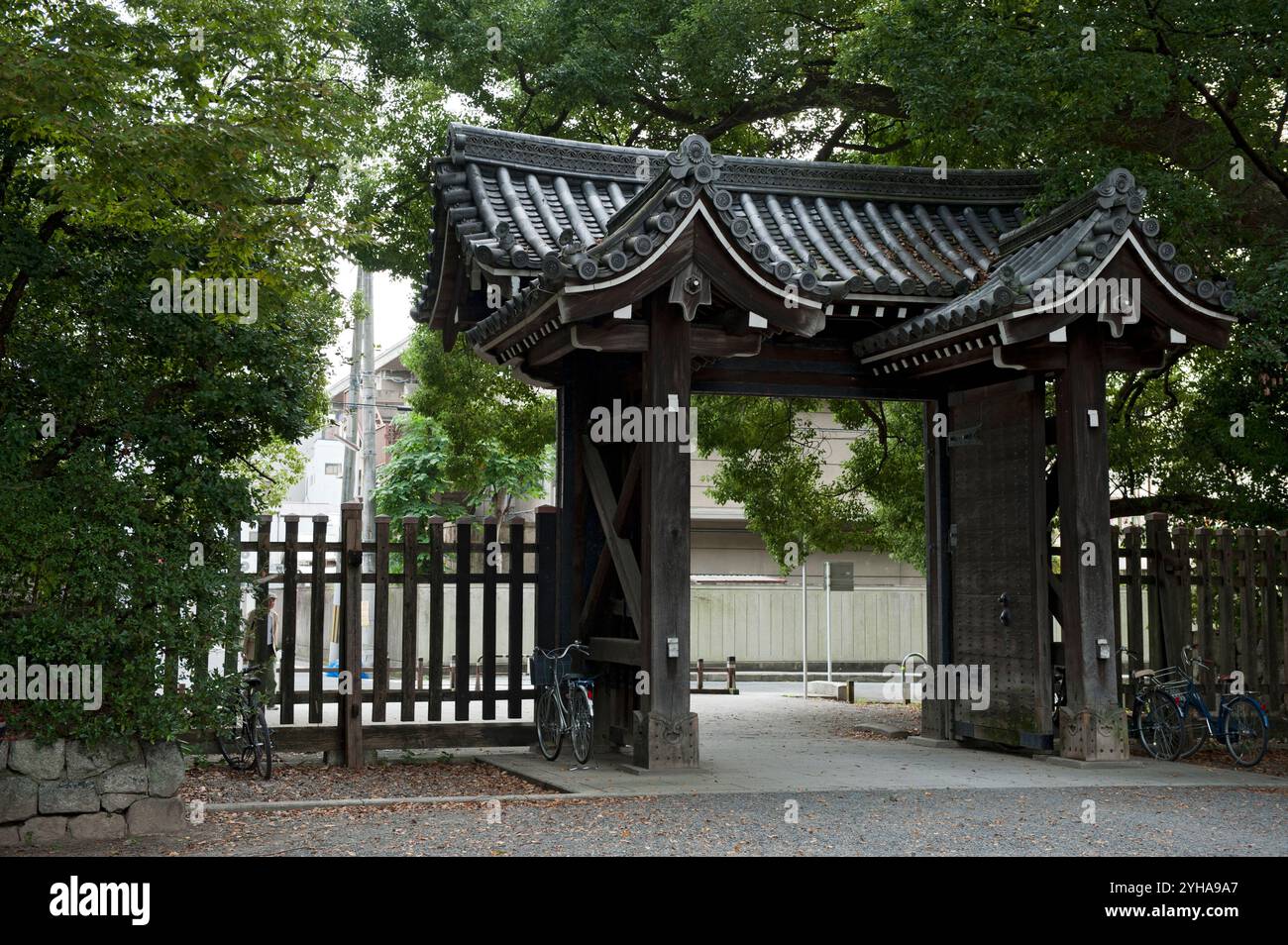 Ishiyakushi gomon gate hi-res stock photography and images - Alamy