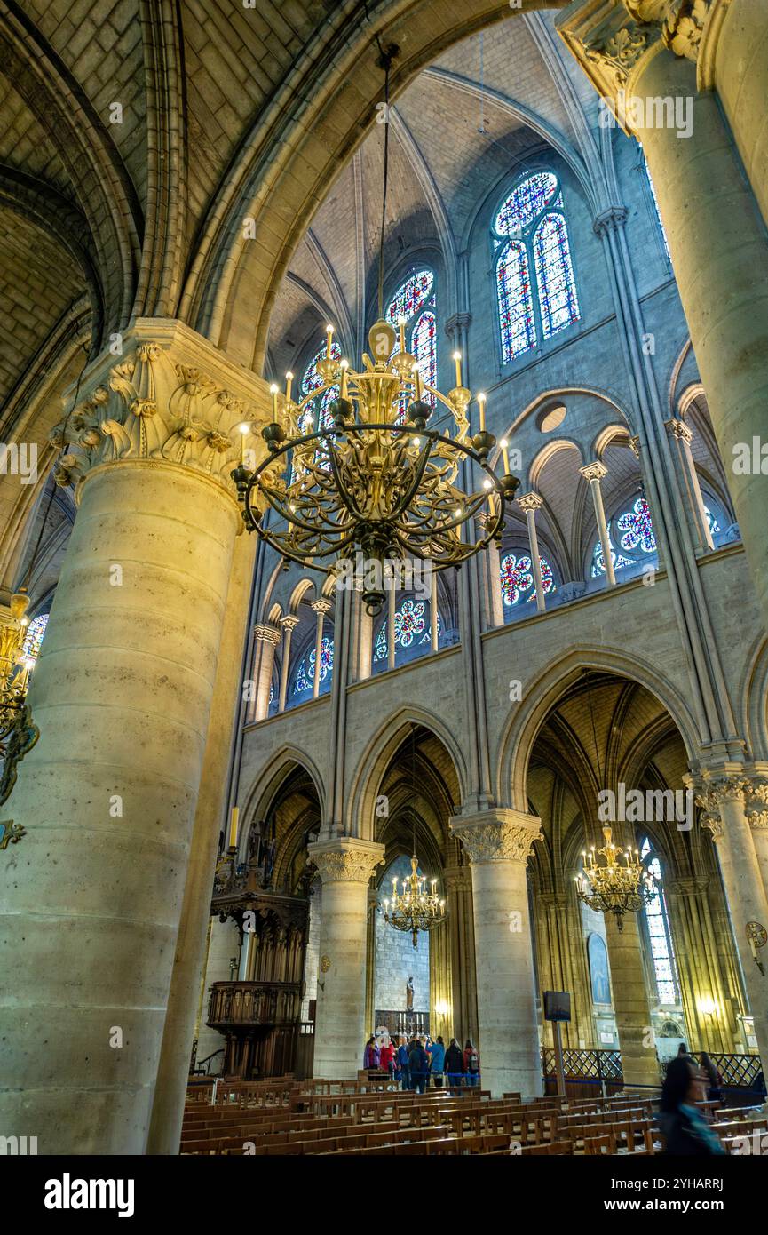 Notre Dame de Paris interior Stock Photo - Alamy