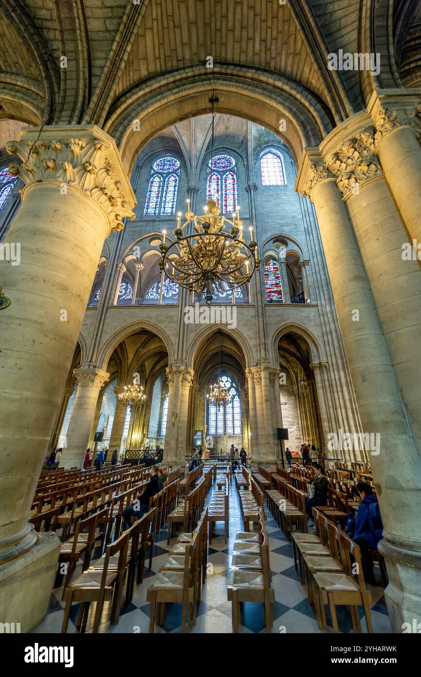 Notre Dame de Paris interior Stock Photo - Alamy