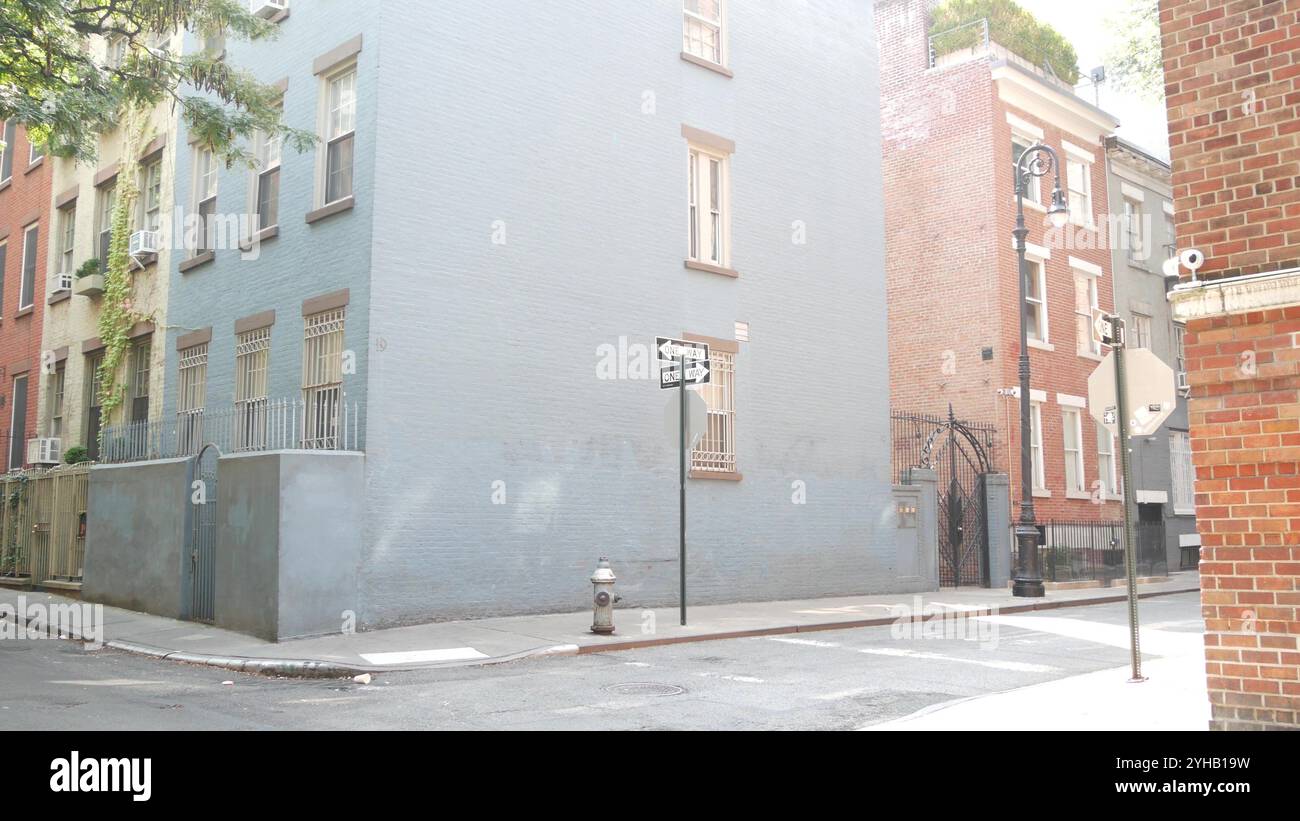 New York City oneway crossroad, Minetta street intersection one way ...