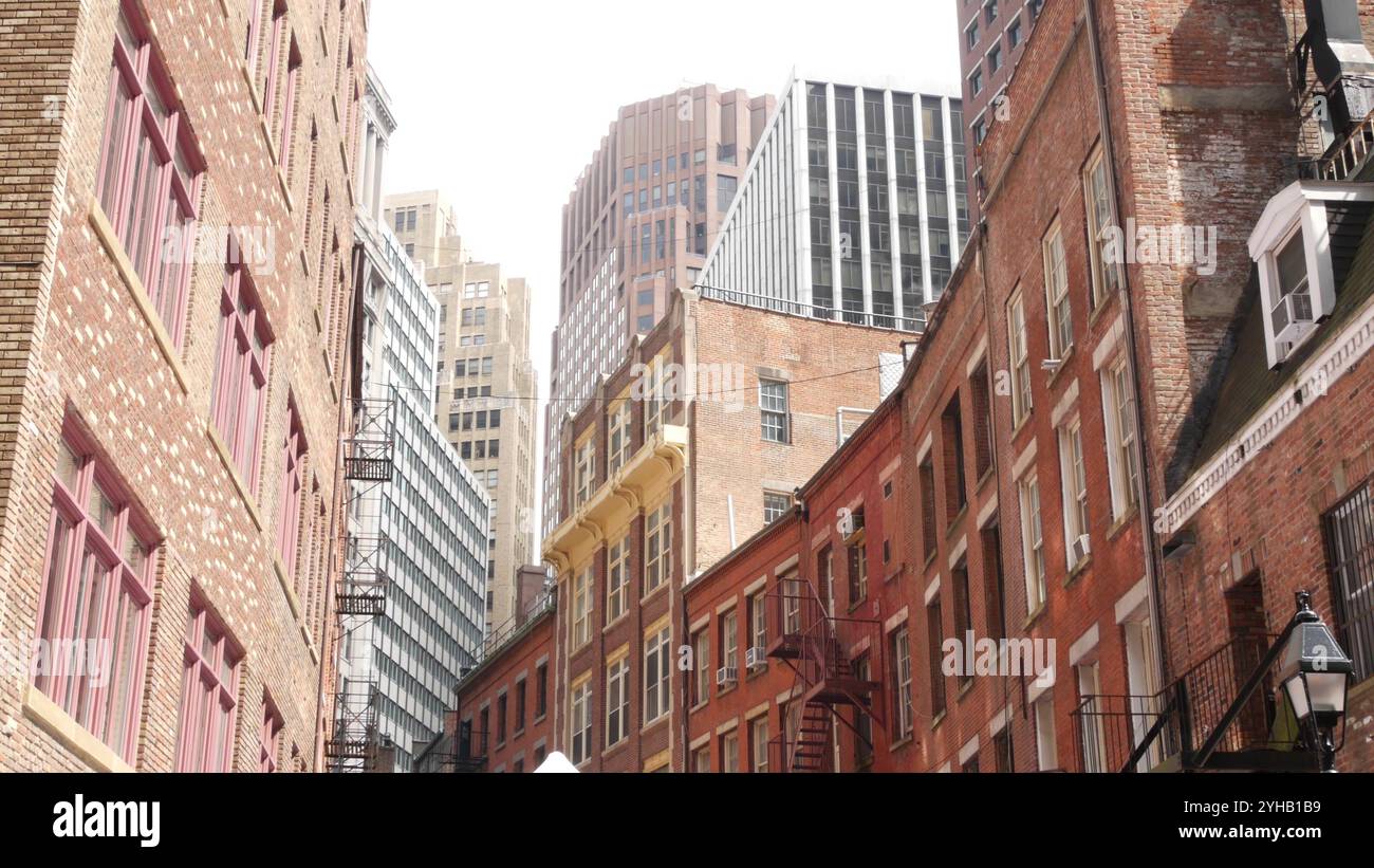 New York City classic building architecture. Residential house exterior ...