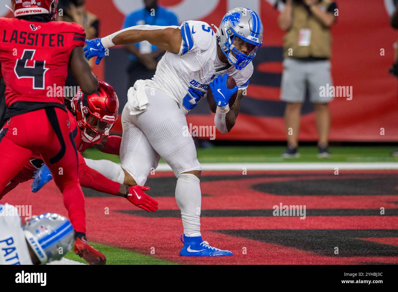 November 10, 2024: Detroit Lions running back David Montgomery (5) runs ...