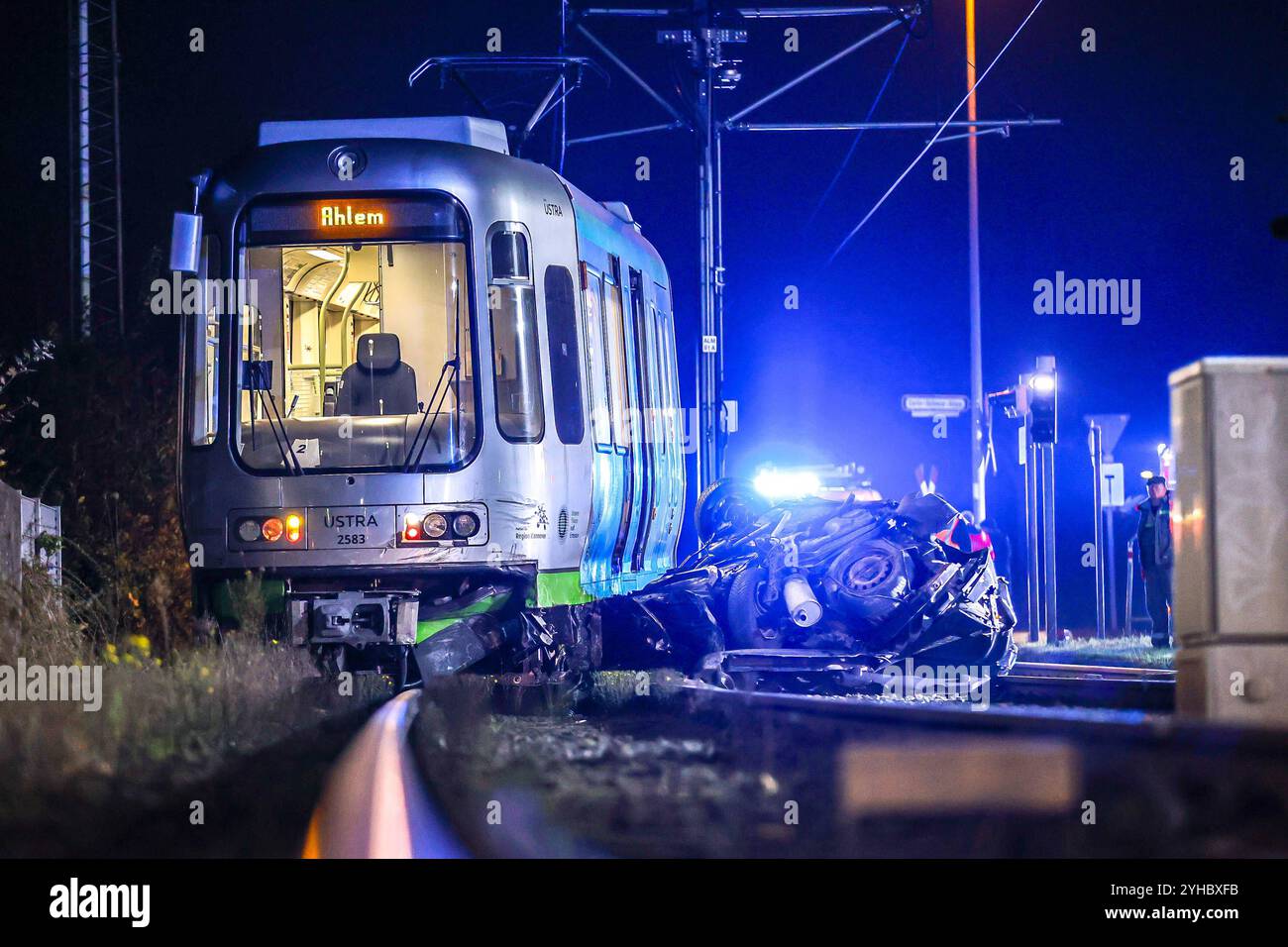 Unter auto liegen hi-res stock photography and images - Alamy