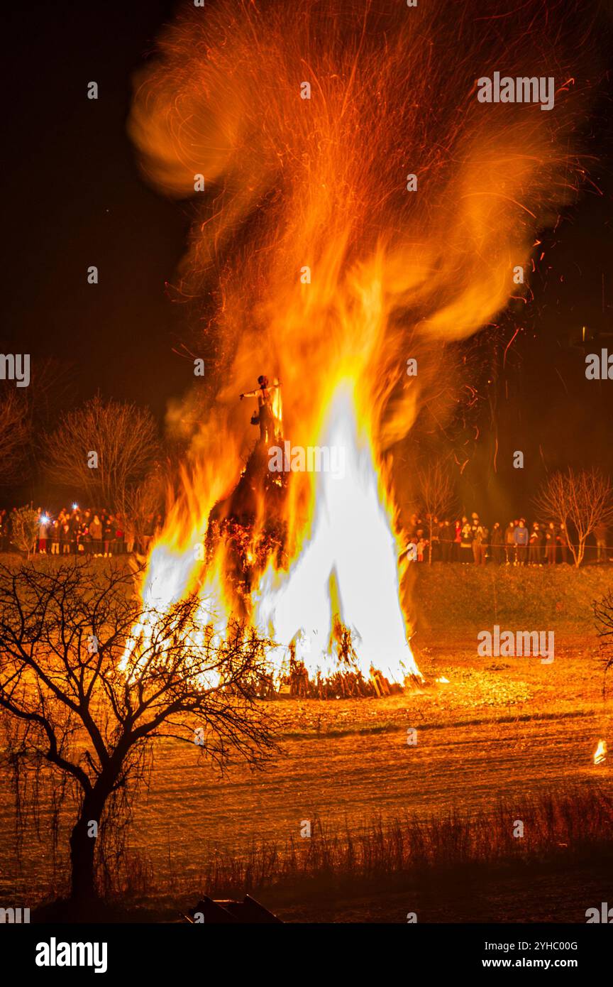 Ancient Christmas traditions in Friuli. Pignarul, Epiphany fires and ...