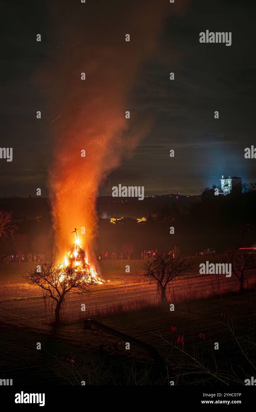 Ancient Christmas traditions in Friuli. Pignarul, Epiphany fires and ...