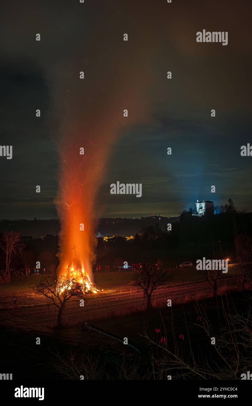 Ancient Christmas traditions in Friuli. Pignarul, Epiphany fires and ...