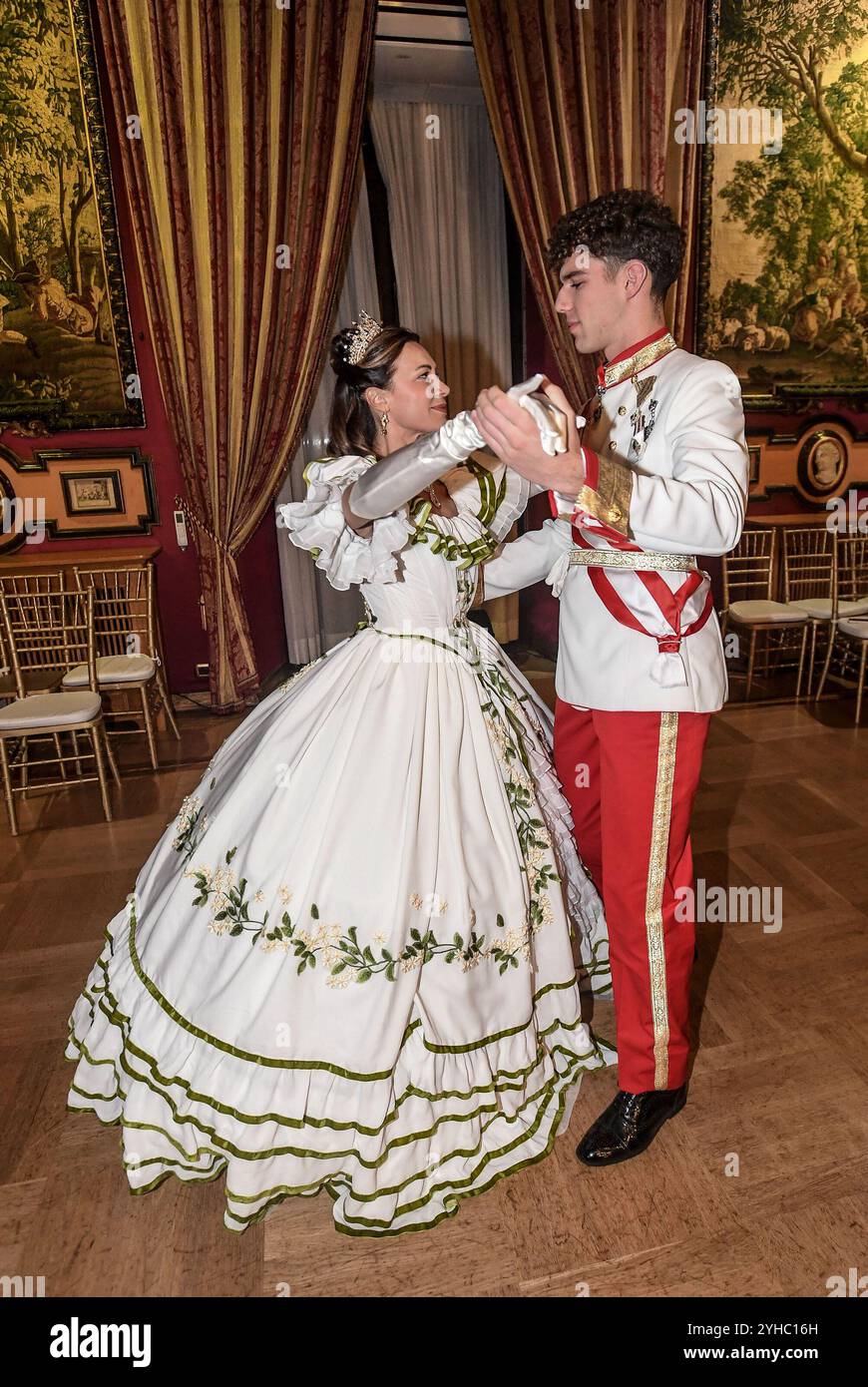 **NO WEB AND NEWSPAPERS ONLY FOR ITALY** Sissy's Grand Ball at Palazzo ...