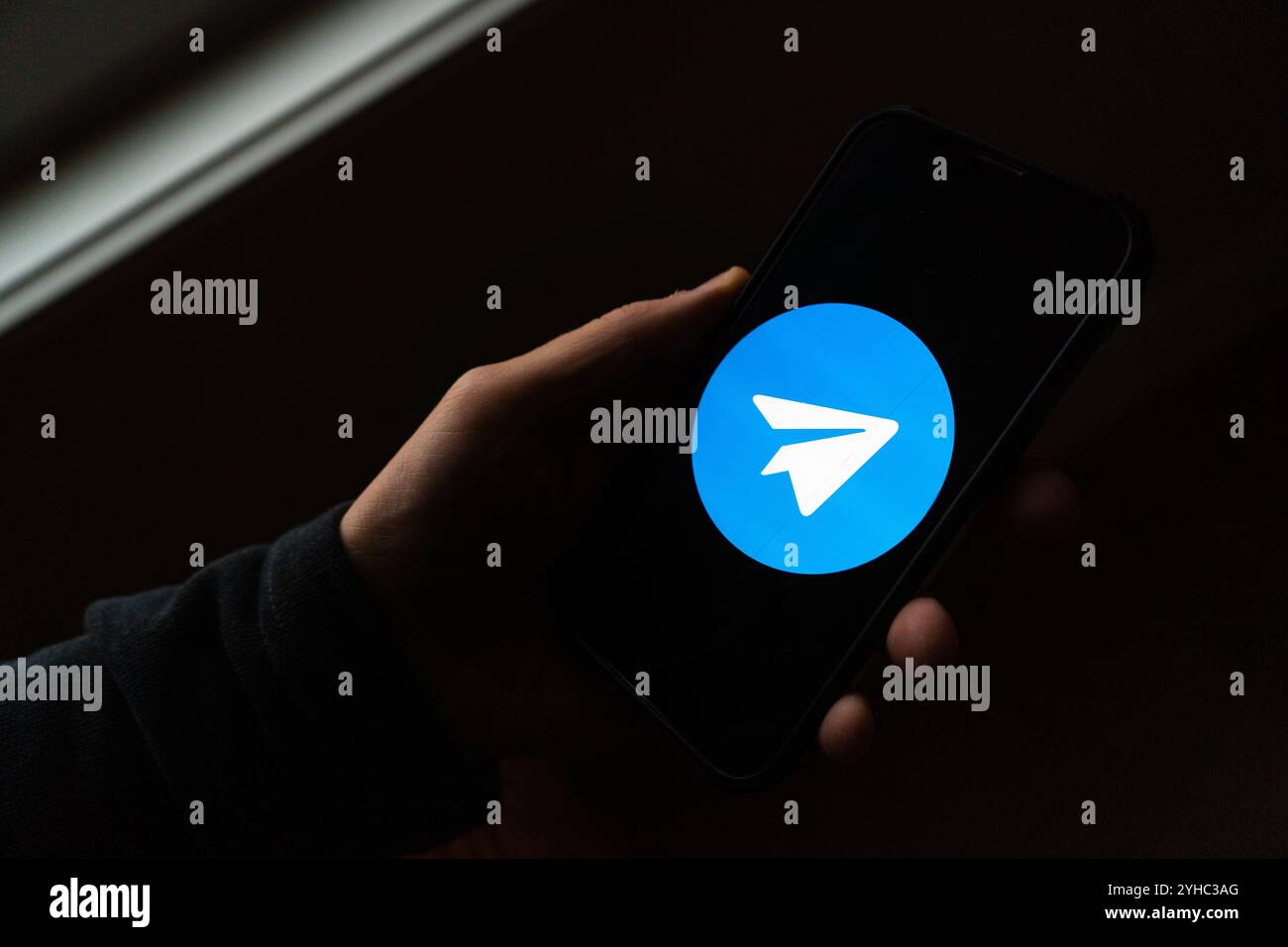 Telegram logo symbol hi-res stock photography and images - Alamy