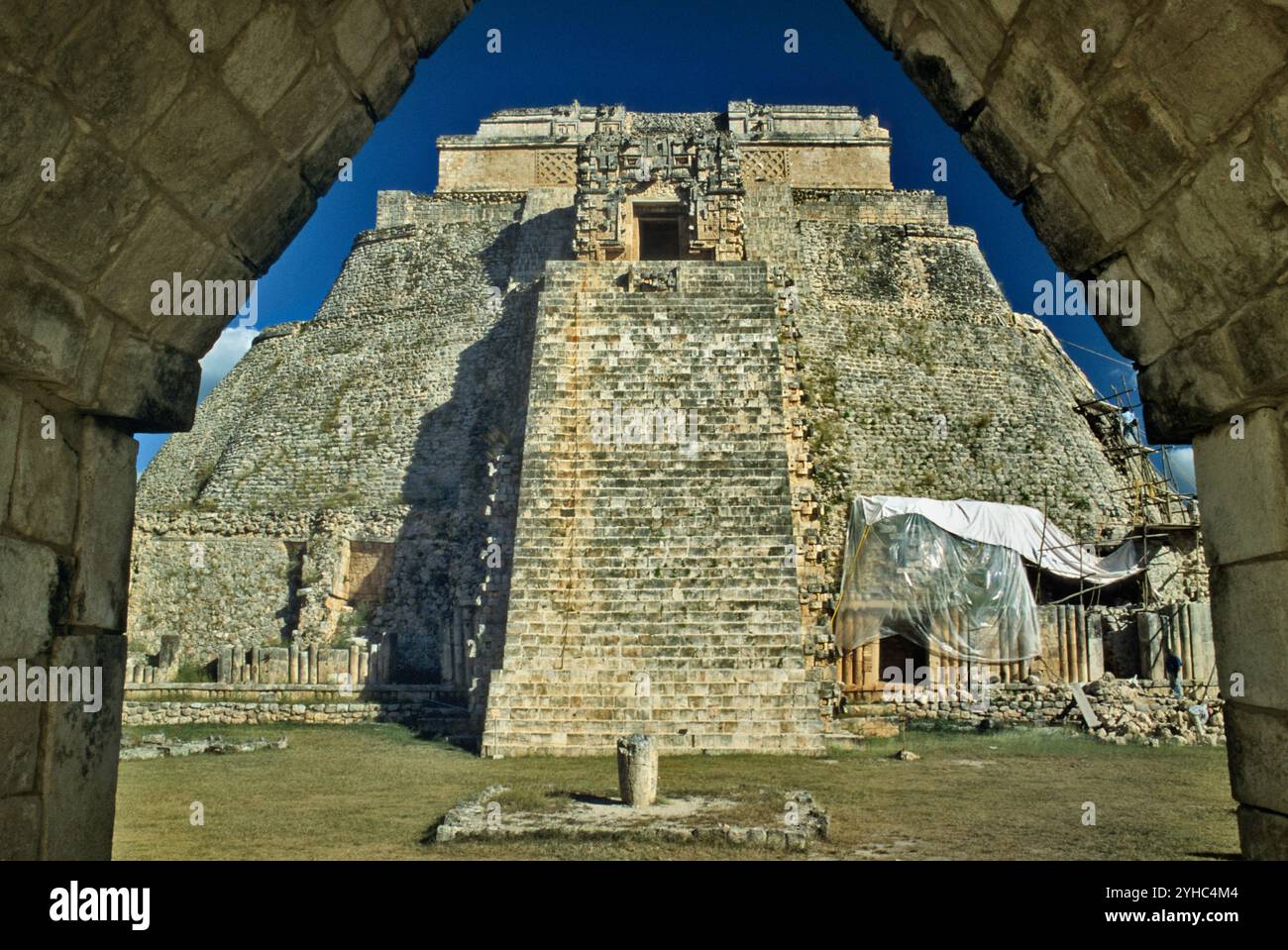 Piramide del Adivino (Magician Pyramid), Maya Arch, Ruta Puuc, Uxmal ...