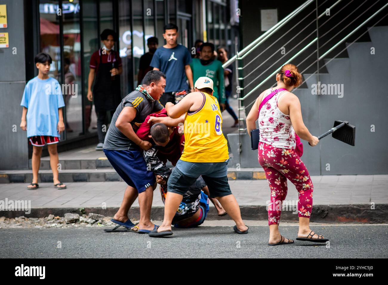 A violent fight breaks out between some Filipino men in the street in ...