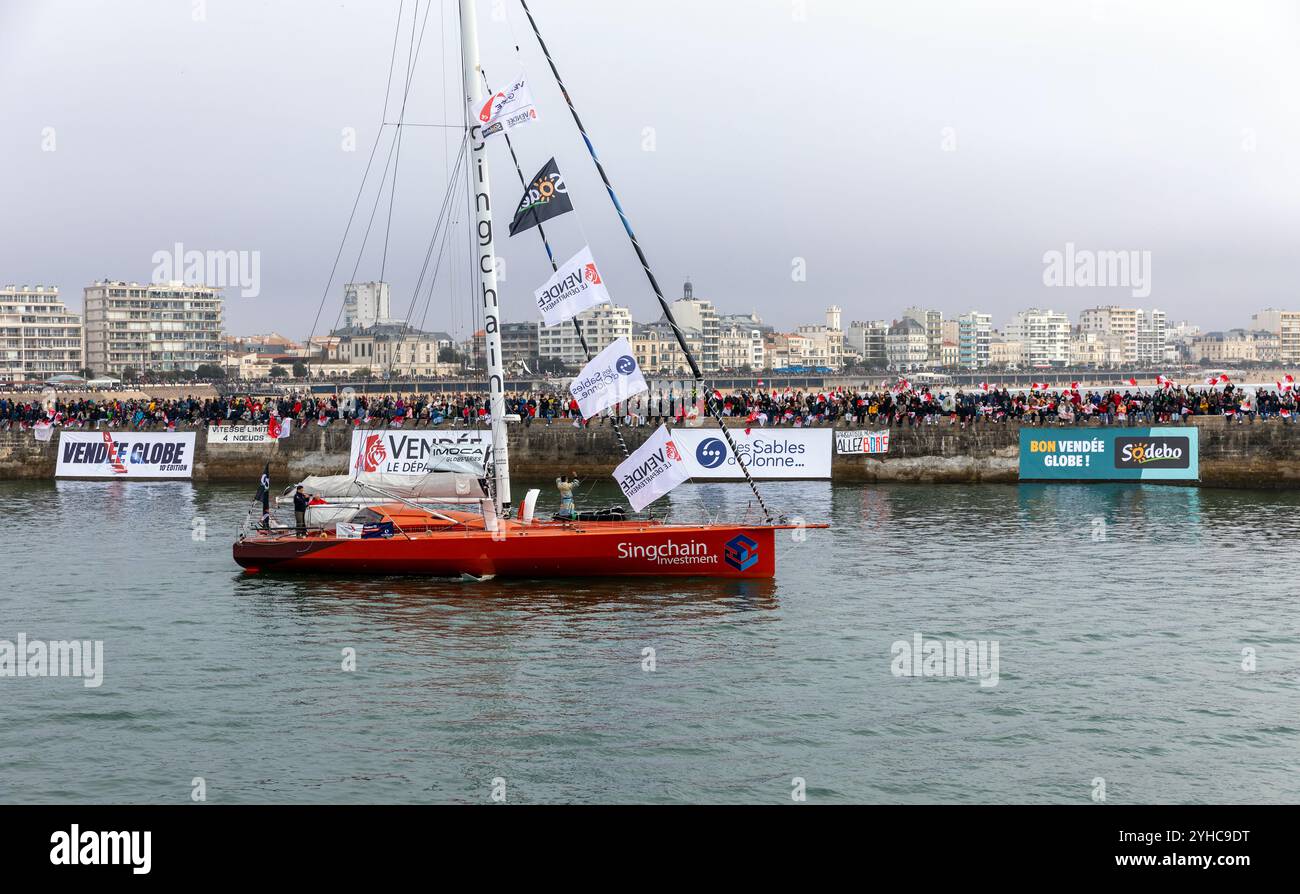 Jingkun Xu boat (Singchain Team Haikou) in the channel for the start of ...