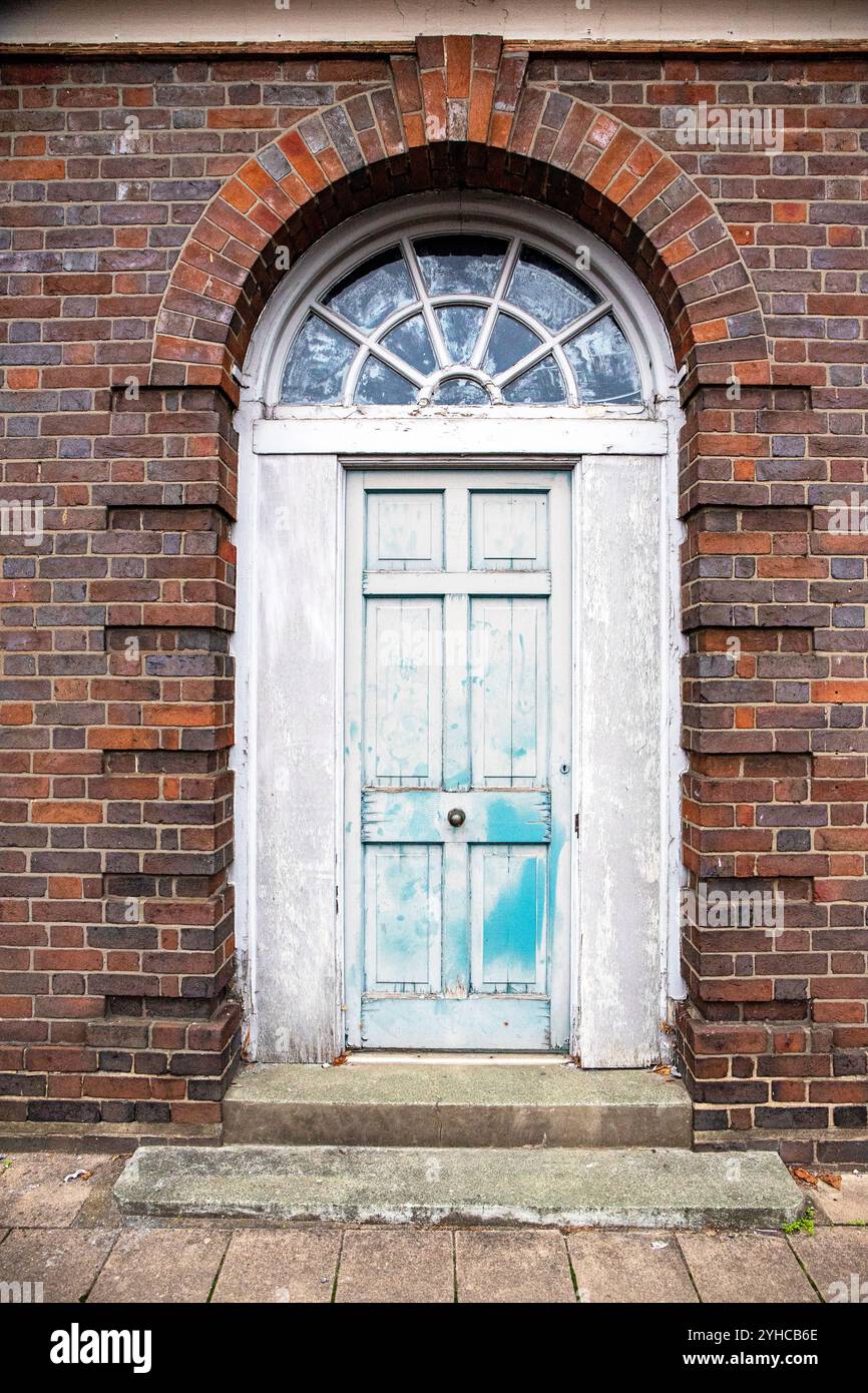 White entrance door arch hi-res stock photography and images - Alamy