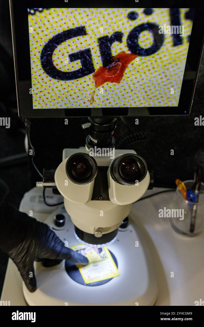 Visible creases hi-res stock photography and images - Alamy